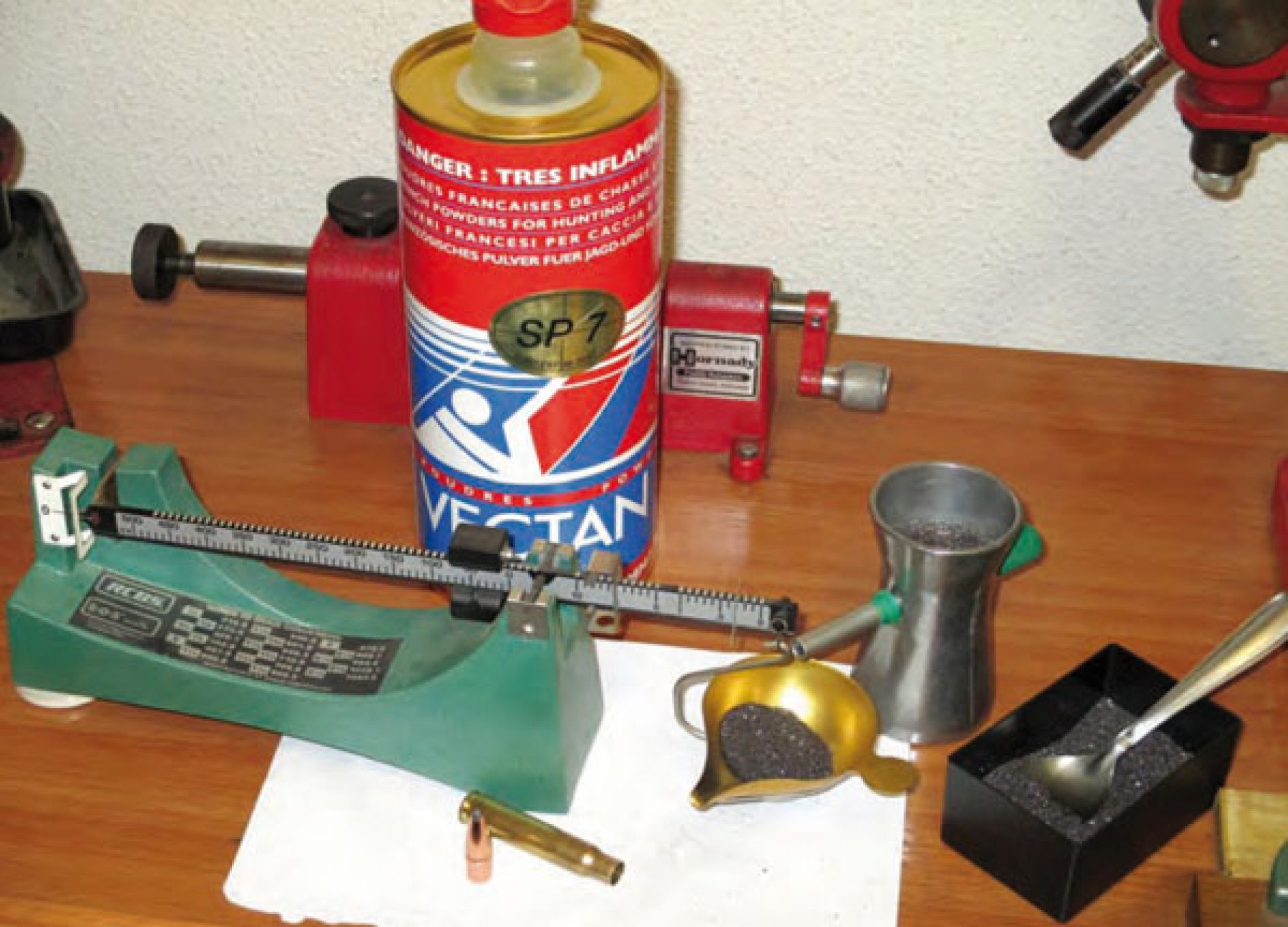 Iniciación a la recarga de cartuchería metálica IV. Dosificación de la ...